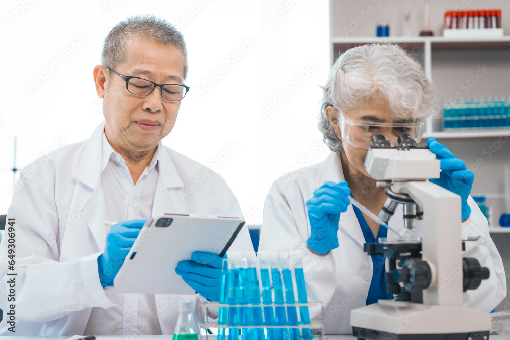 Senior scientists analyzing pharmaceuticals, asian people, senior man ...