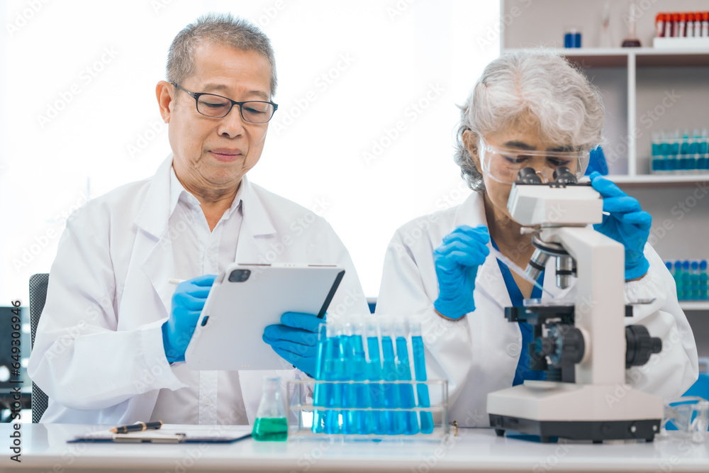 Senior scientists analyzing pharmaceuticals, asian people, senior man ...