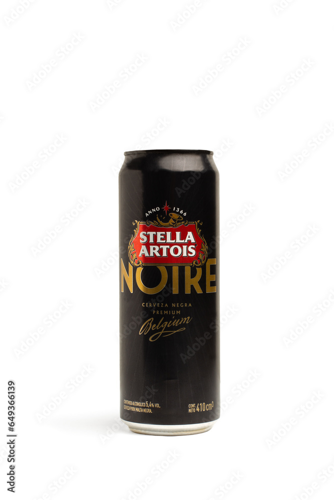 Foto de Un bote de cerveza Stella Artois sobre un fondo blanco liso y ...