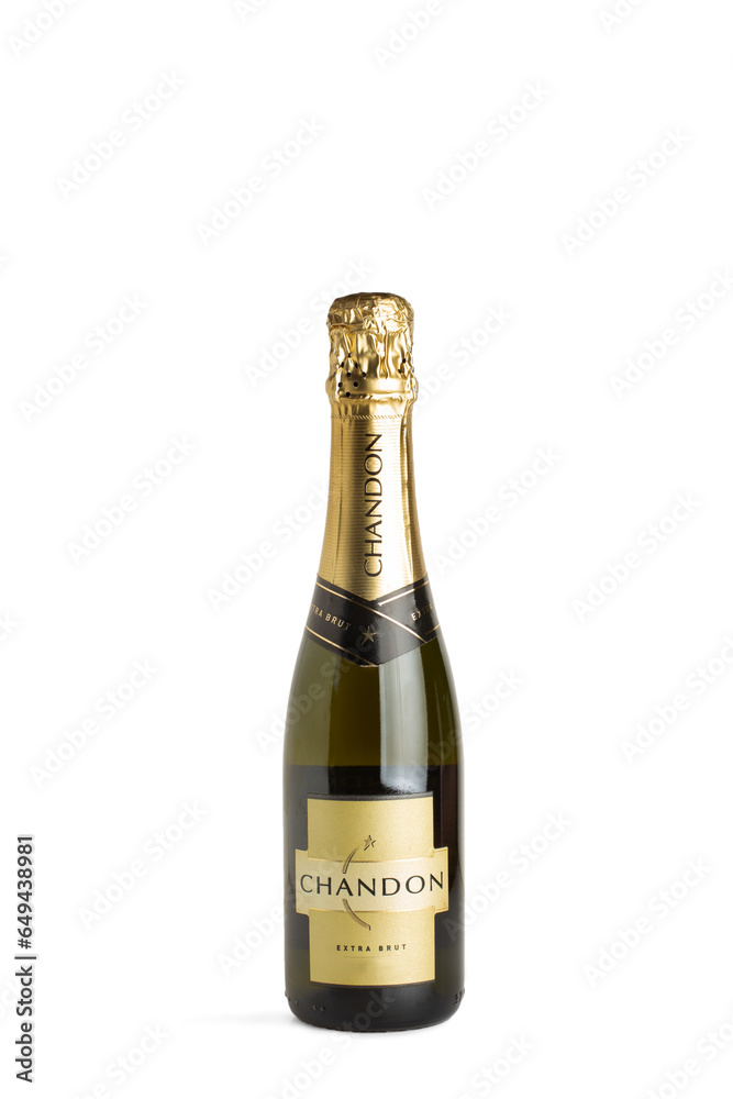 Botella de champagne Chandon sobre un fondo blanco liso y aislado ...