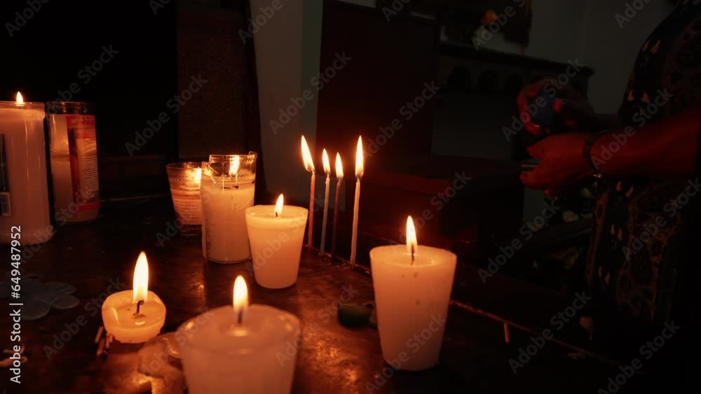 Vidéo Stock Persona sin rostro encendiendo Velas candelas veladoras de ...