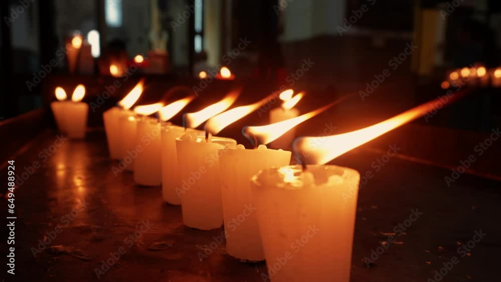 Velas candelas veladoras de cera parafina encendidas en iglesia templo ...