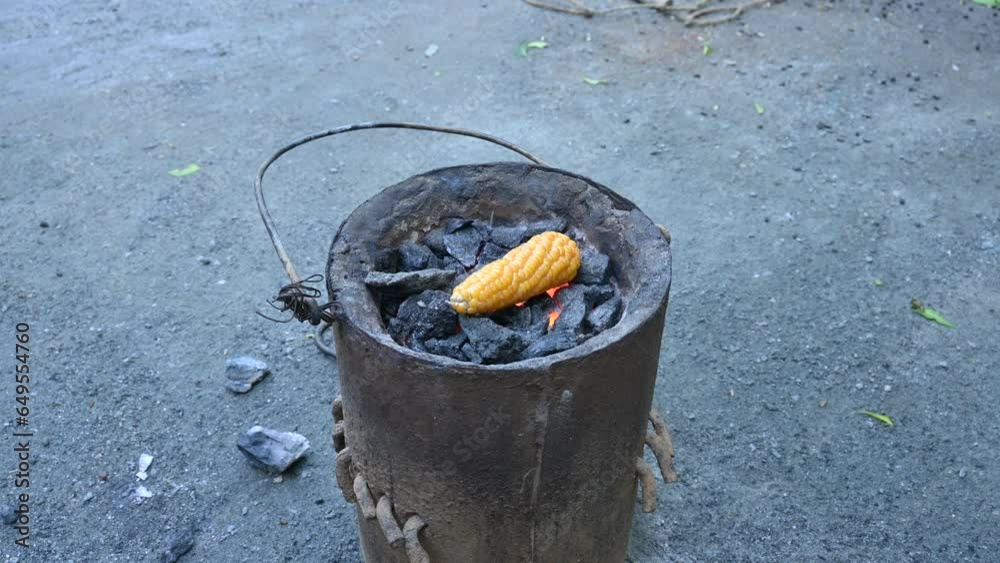 Vidéo Stock Grilled corn cobs on coal stove. Fresh roasted corncobs on ...