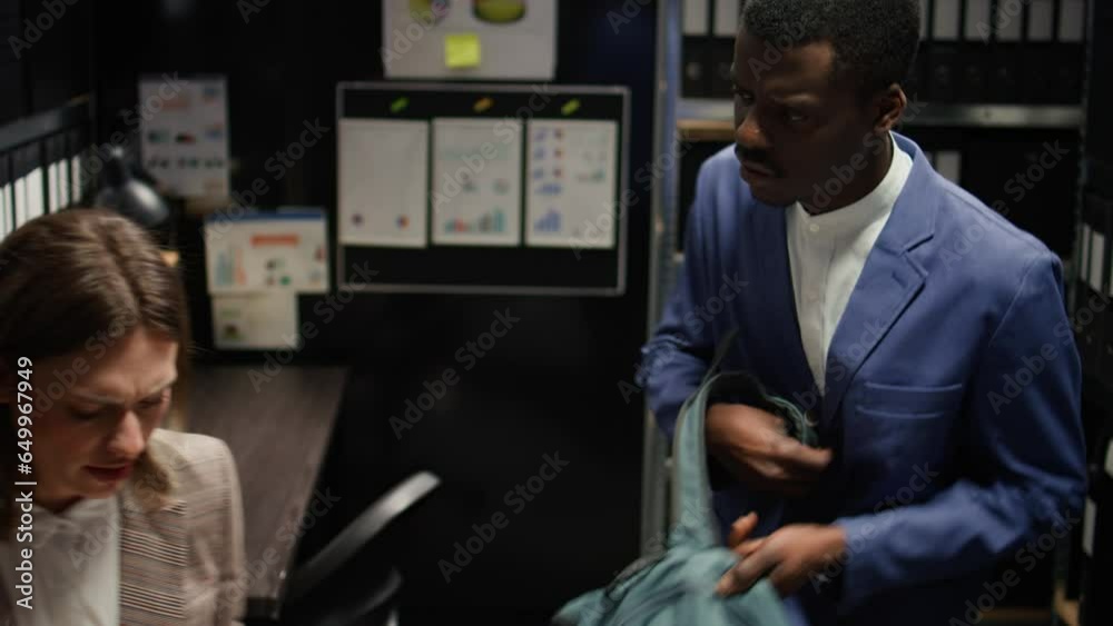 Vidéo Stock African american cop with bag enters evidence room with ...