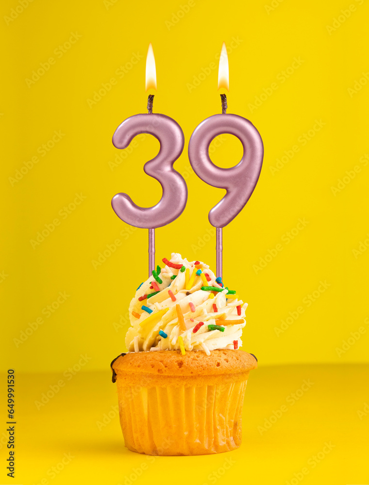 Number 39 candle - Birthday card design in yellow background Stock-Foto ...