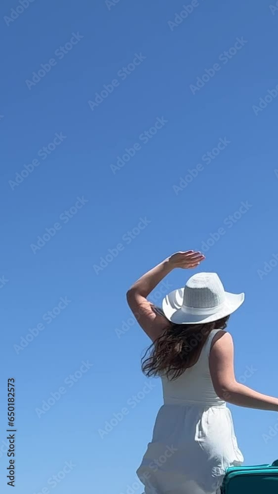 Vidéo Stock View from the back of a little baby girl waving through an ...