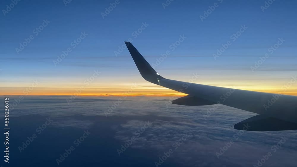Vidéo Stock View from window on airplane wing and rays sun at dawn or ...