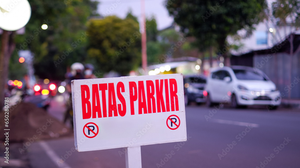 warning sign with the words "batas parkir sampai di sini" in english ...