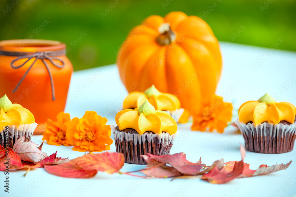 Fall pumpkin spice cupcakes with creamy frosting and autumn toppings ...