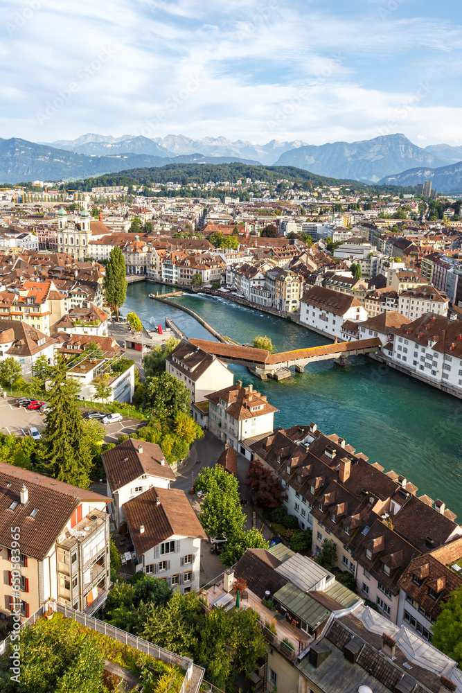 Foto de Lucerne city at Reuss river with Spreuerbrücke bridge from ...