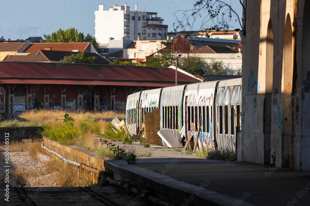 Streets of residential neighborhoods - walls painted with graffiti ...