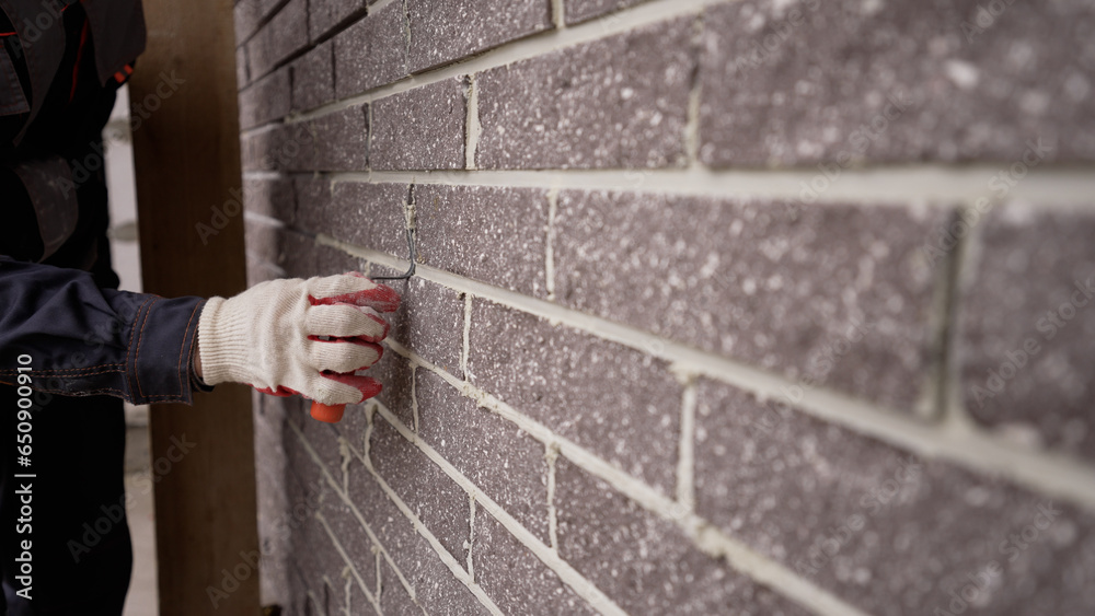 Grouting joints in the house. Sealing seams on the facade of the house ...