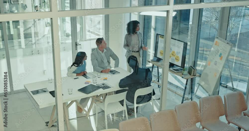 Vidéo Stock Presentation monitor, business people and woman report data ...