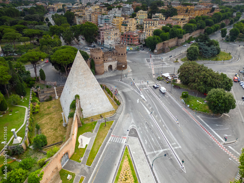 Vista aerea della piramide cestia a Roma. Unica piramide Egizia in ...