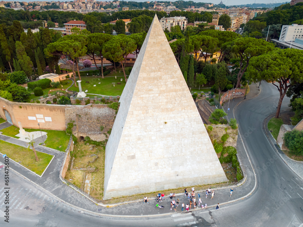 Vista aerea della piramide cestia a Roma. Unica piramide Egizia in ...