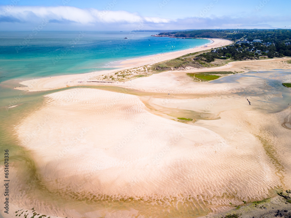Panorama aérien de la plage de Sables-d'Or-les-Pins (Grève du Minieu ...