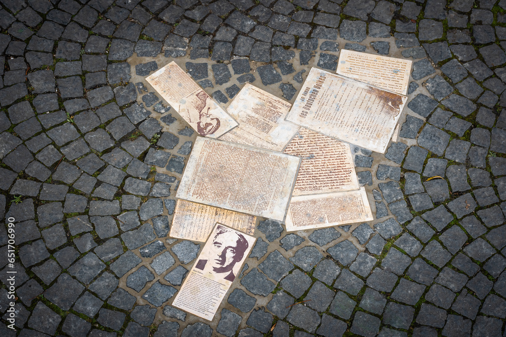 White Rose Memorial - Anti-Nazi Resistance Pamphlets at Geschwister ...