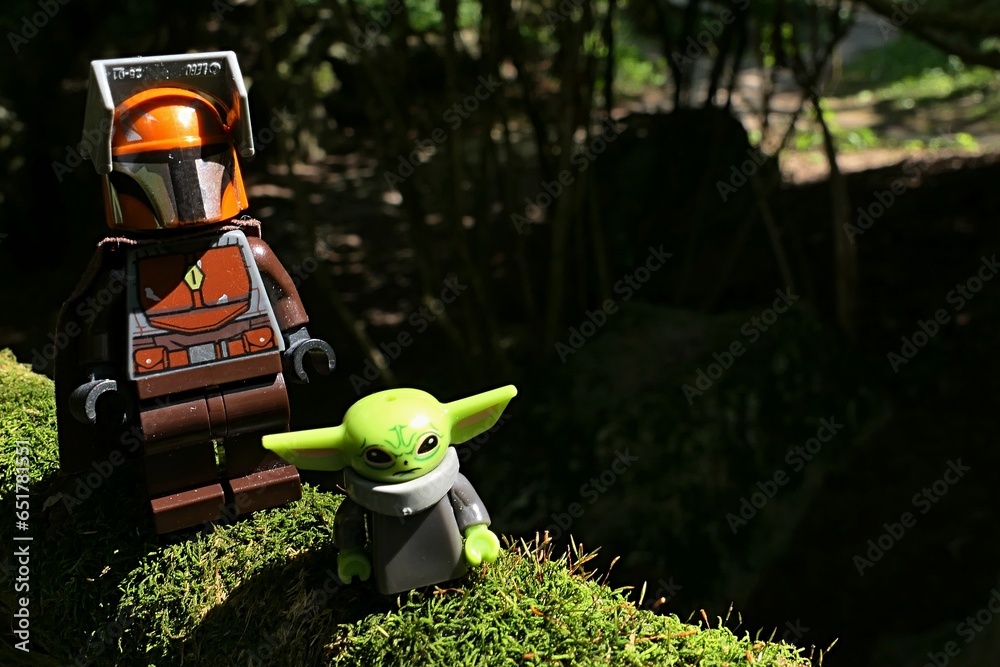 LEGO Star wars Mandalorian in brown beskar armor and helmet and Baby ...