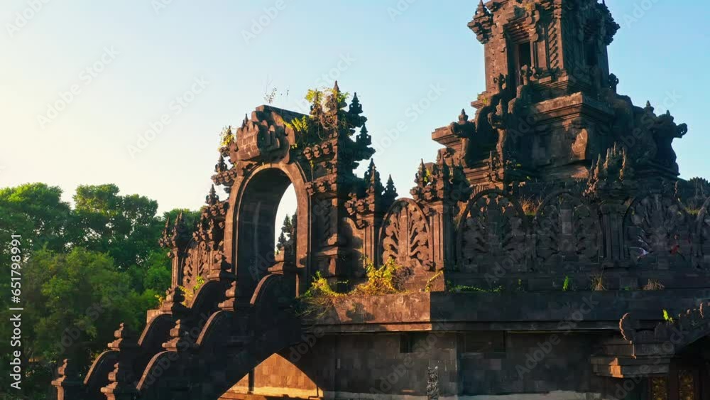 Vidéo Stock Traditional Bali architecture in the rays of the rising sun ...