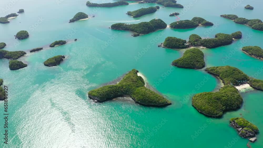 Vidéo Stock Cluster of small islands in Hundred Islands National Park ...