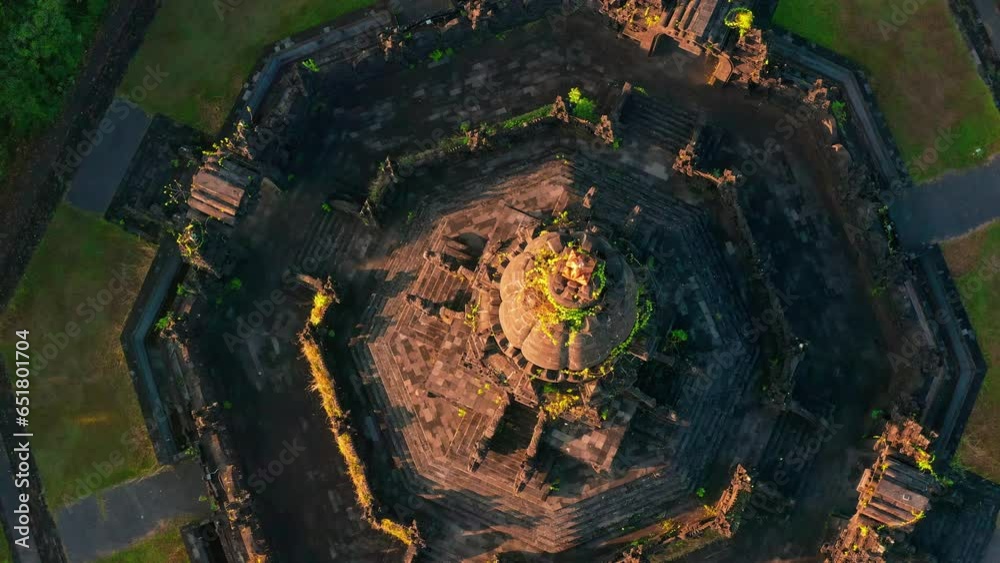 Traditional Bali architecture in the rays of the rising sun on nature ...