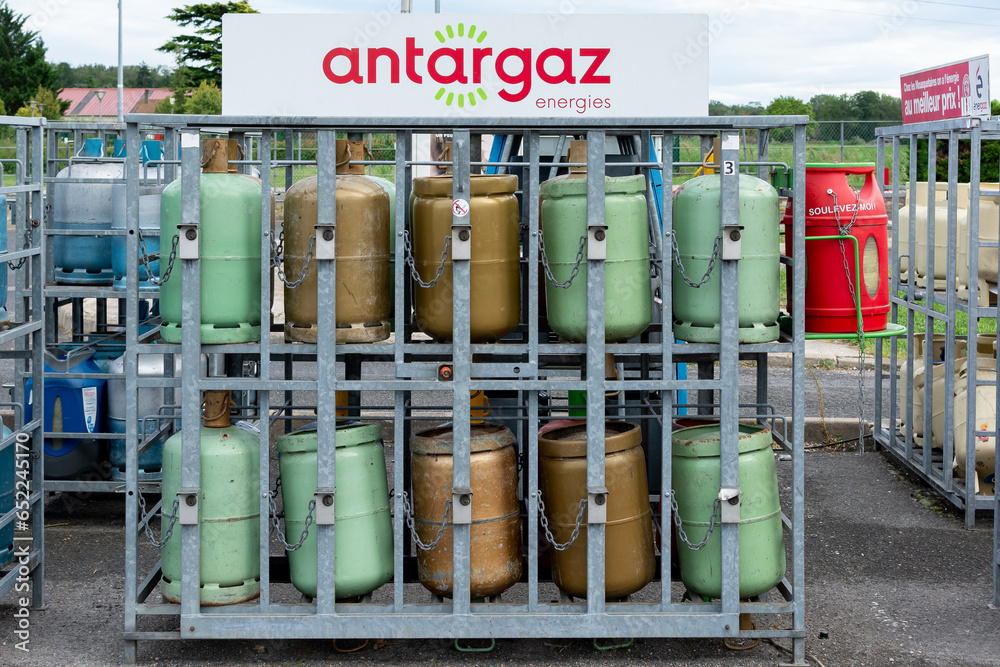 Antargaz. Bouteilles de gaz en vente sur le parking d'un supermarché ...