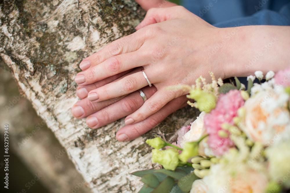 Mains homme femme de mariés, alliance de mariage Stock Photo | Adobe Stock