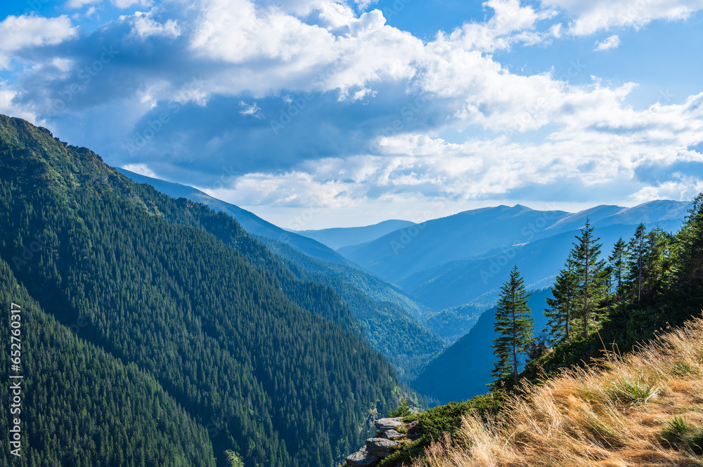 Rumänische Karpaten - Blick von der Transfagarasan Höhenstraße ins Tal ...