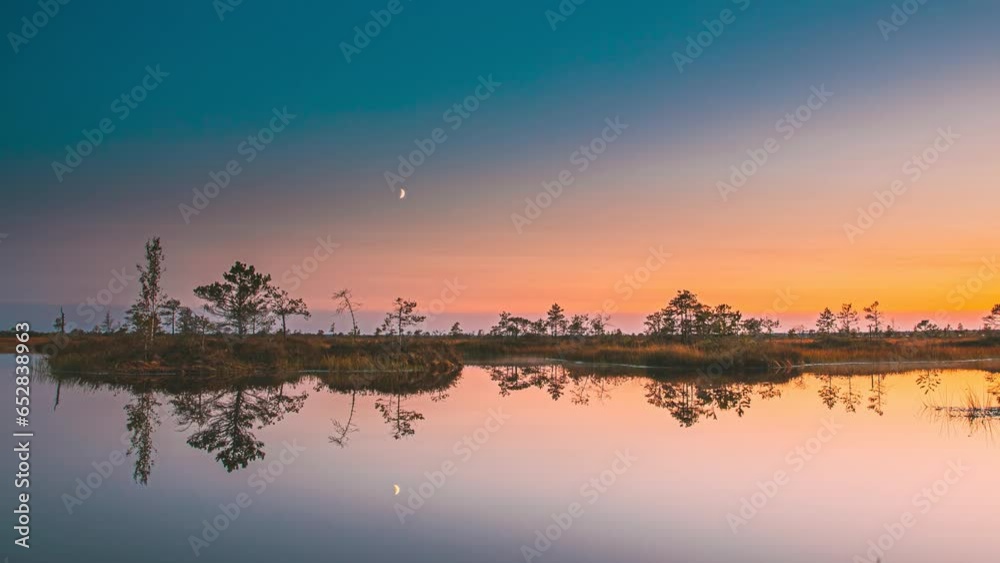 Vidéo Stock Starlight Reflections In Water. 4K Sunset And Moon Rising ...