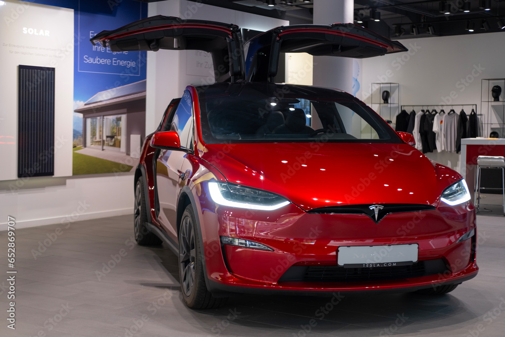 Foto de Ultra Red electric vehicle Tesla model X in Studio, SUV ...