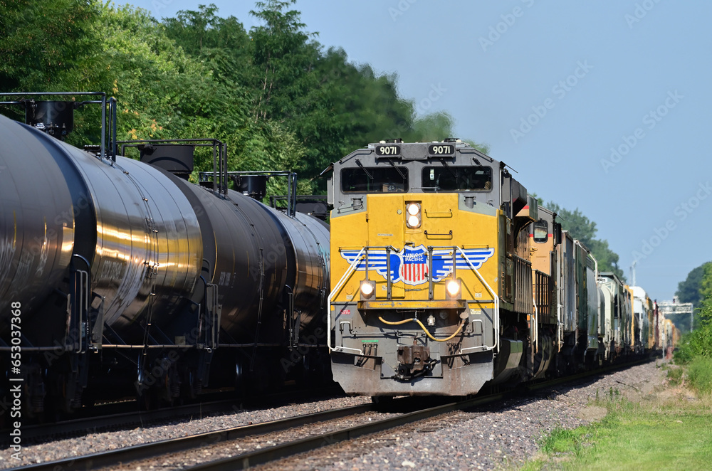 Foto de Union Pacific Railroad freight trains passing in northeastern ...