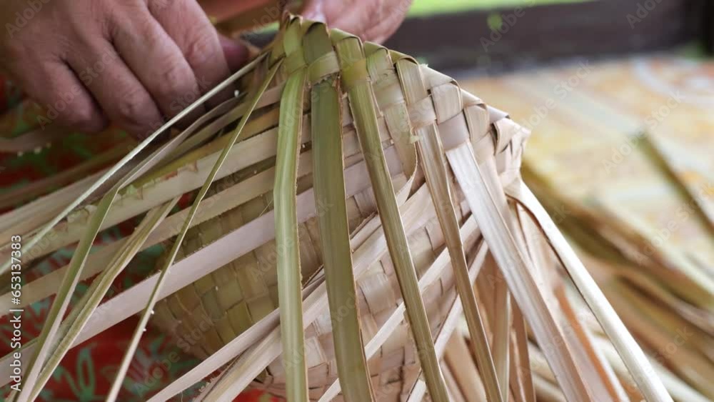 Vidéo Stock An Indonesian woman´s hand weaving an ancestral basket case ...
