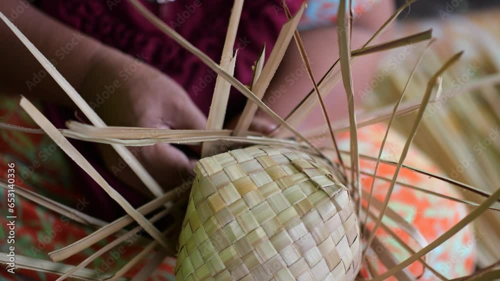 Vidéo Stock An Indonesian woman´s hand weaving an ancestral basket case ...