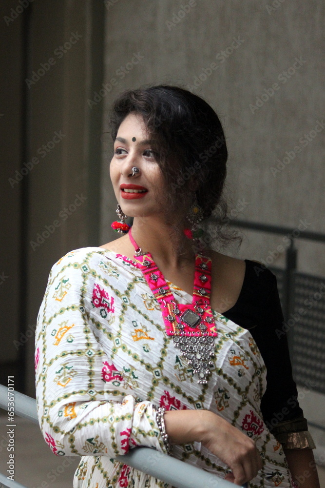 gujarati girl wearing traditional gujarati saari for navratri. Bandhani ...