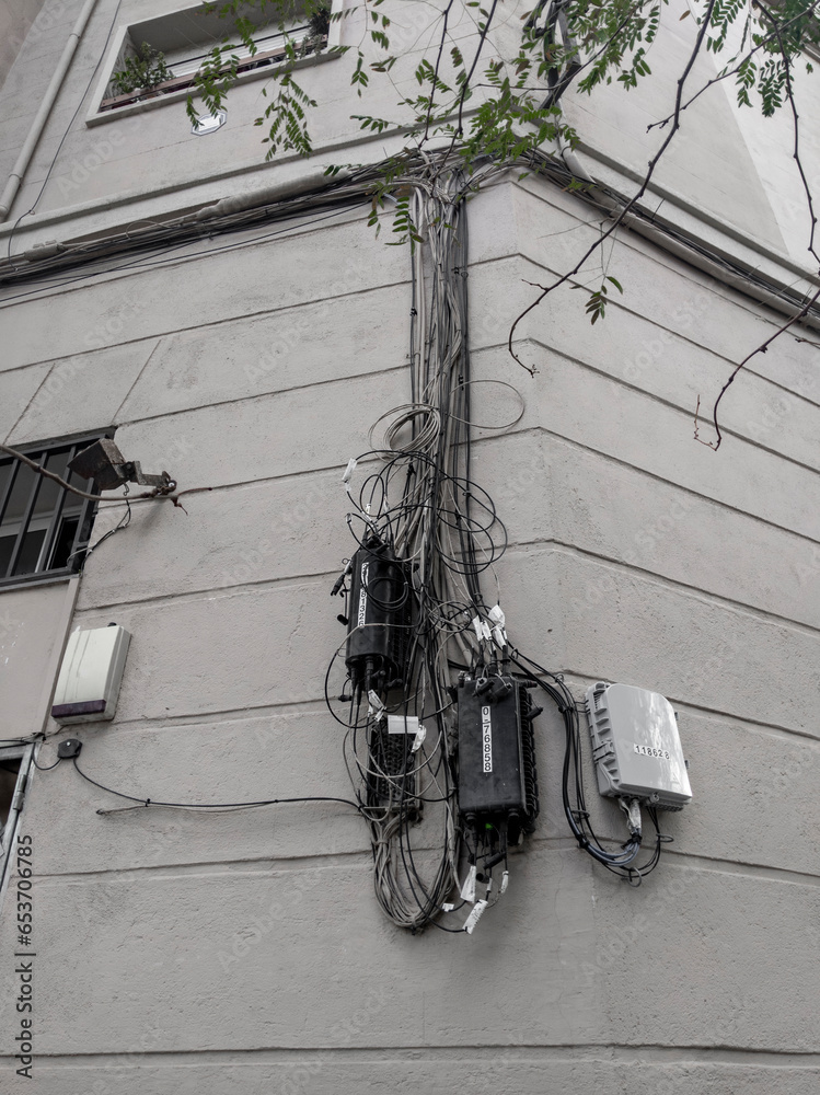 Instalaciones de telecominucaciones en una fachada de un edificio Stock ...