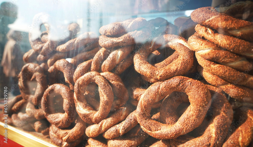 Poster Close up of the famous Turkish street food pastries Simit in a ...