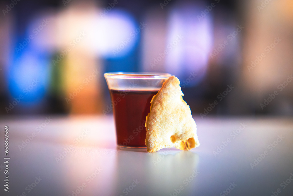 Copa y pan para tomar la cena del señor en la iglesia con fondo azul y ...