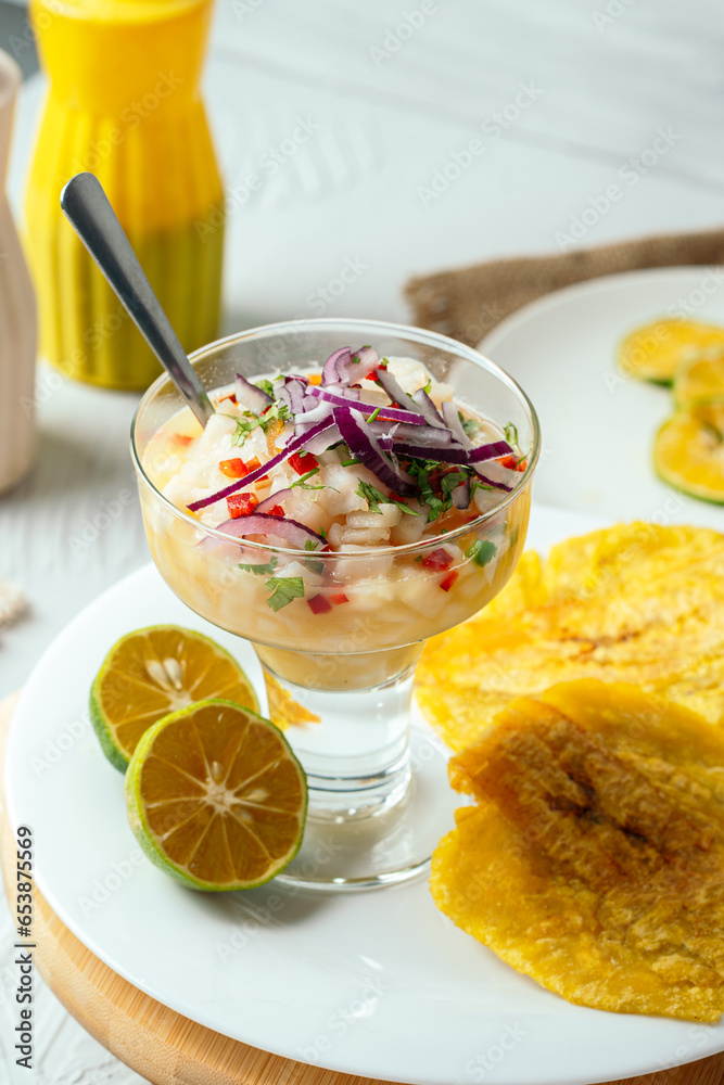Ceviche de Pescado con limón y patacones en una copa de vidrio Stock ...