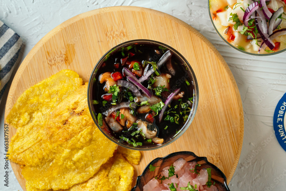 Ceviche de piangua con patacones servido en una copa, tradicional de ...