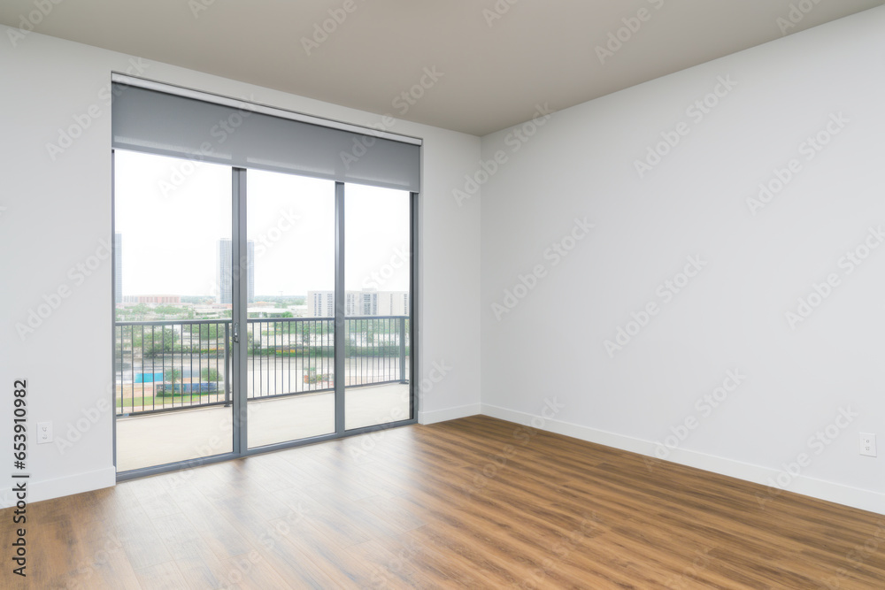 Foto de Empty room with a large window that features a sliding door ...