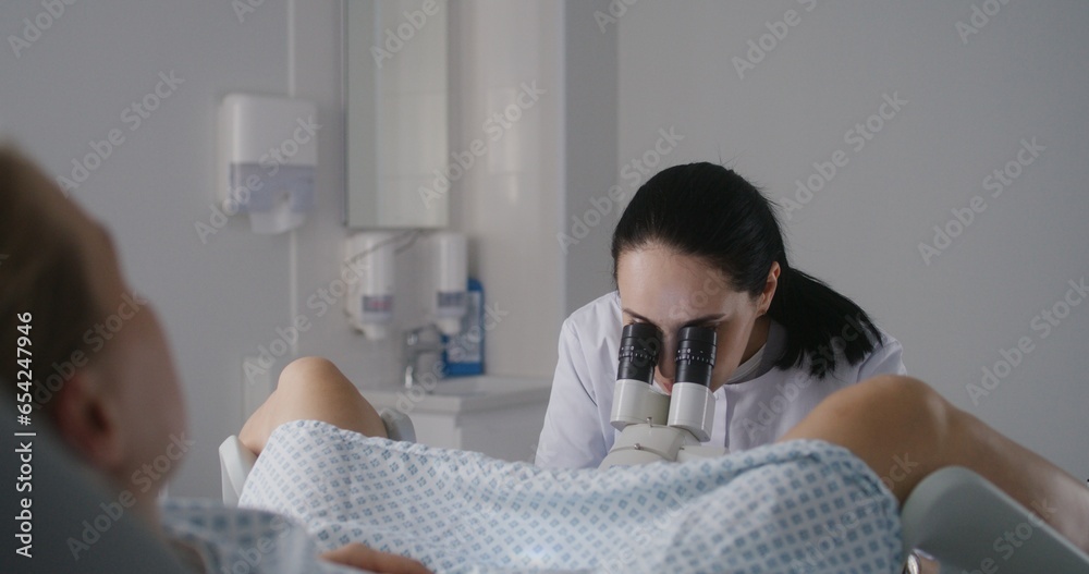Foto de Gynecology room in modern clinic. Female gynecologist uses ...