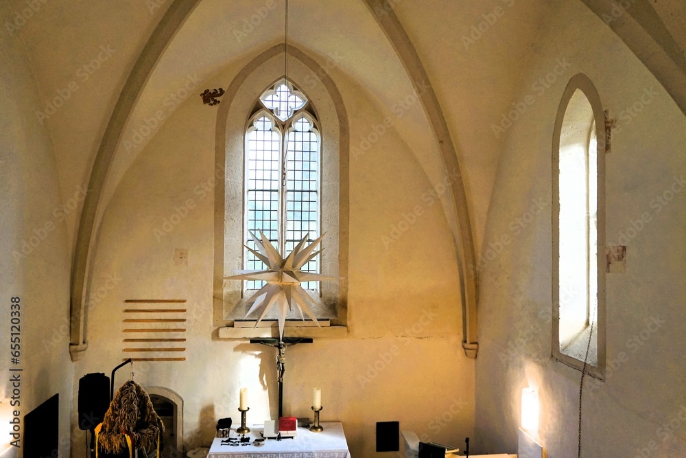 Innenausstattung von Kirche mit weißem Stern über Altar und vor Fenster ...