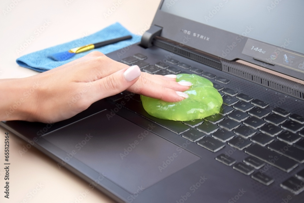 Foto de Green soft cleaning gel for cleaning dust on a laptop keyboard ...
