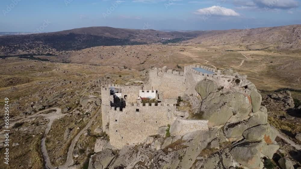 Catillo medieval. Castillo medieval sobre una montaña. Catillo en ...