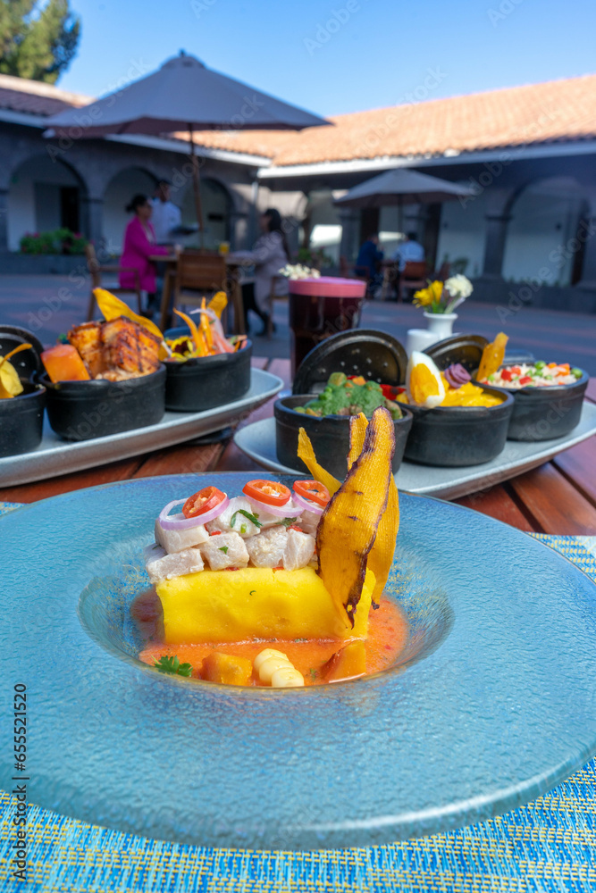 Comida Peruana en la mesa de un restaurante, ceviche, causa rellena ...