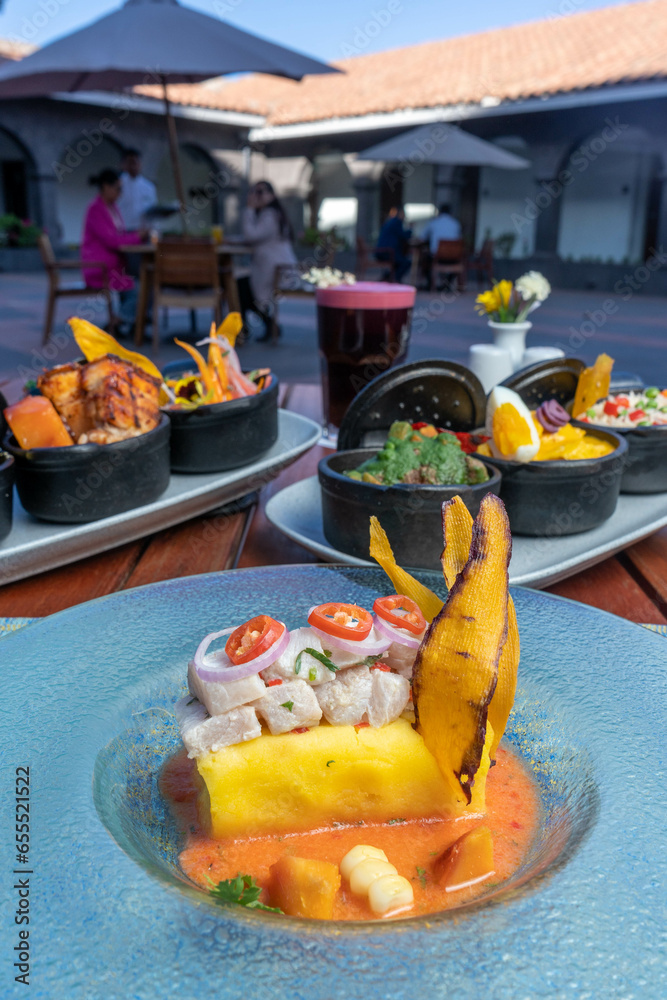 Comida Peruana en la mesa de un restaurante, ceviche, causa rellena ...
