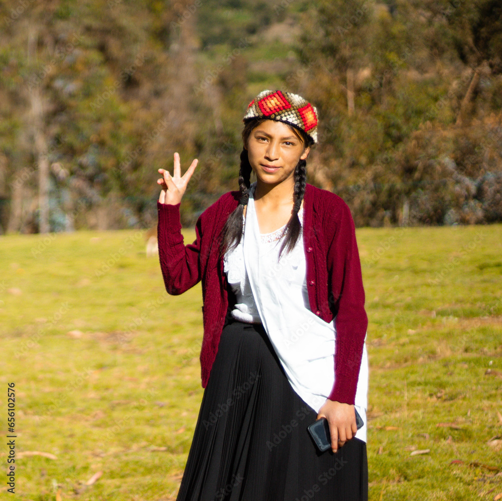 Foto de una feliz campesina caucásica puesta una chopa tejido a mano ...