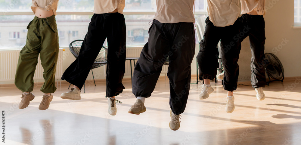 girls dancing crew in the gym jump in the air, choreo, synchrone moves ...