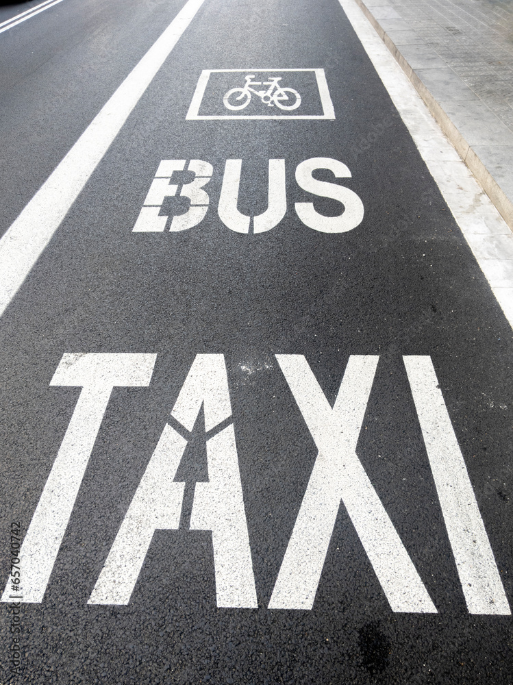 Señalización de carril taxi, bus y bicicleta Stock Photo | Adobe Stock