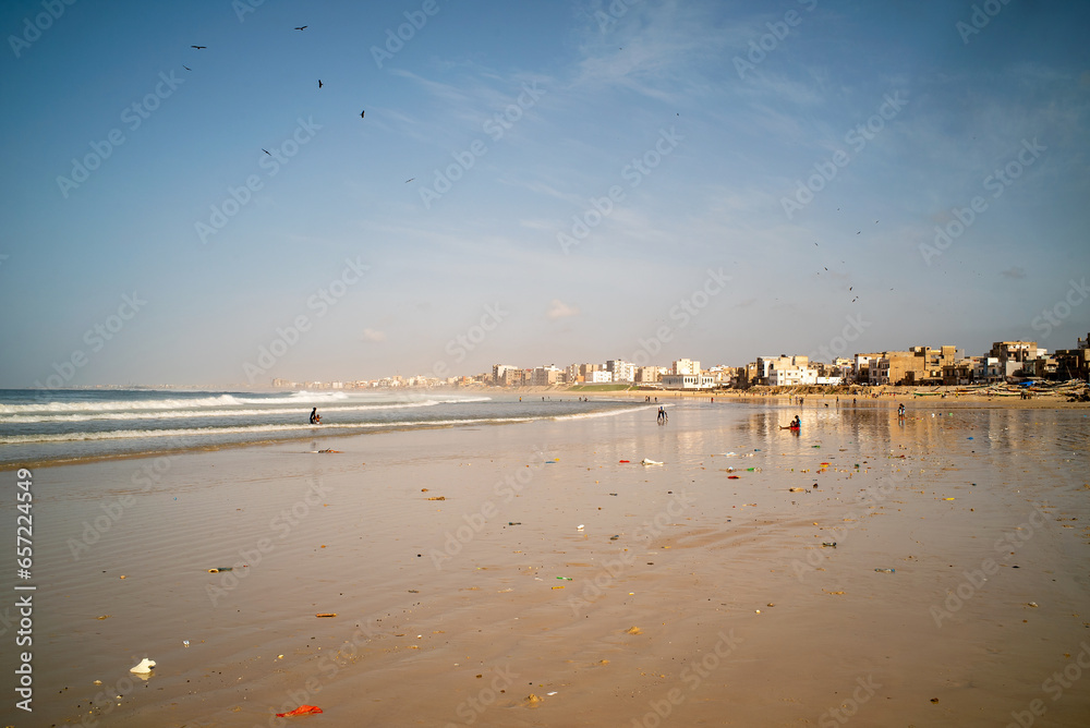 une plage dans le quartier périphérique de Yoff à Dakar au Sénégal en ...